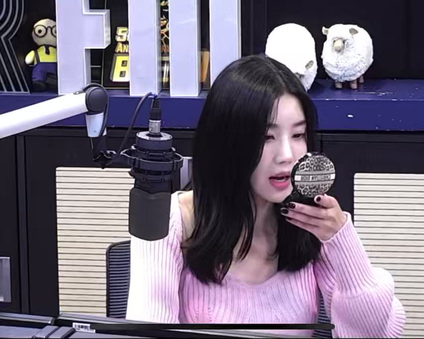 권뽀삐 on Twitter: "립 바르는 솜디 https://t.co/47jKES62bs" / Twitter