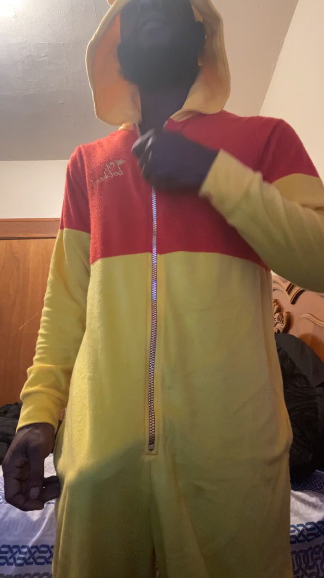 SIRROCKYTOYOU on Twitter: "Cum smell my booty 🤤👃🏾"