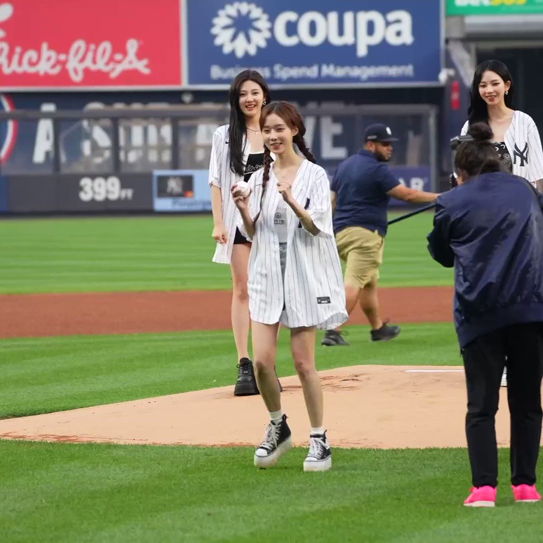 MLB on Twitter: "#WINTER with the first pitch! #aespa https://t.co/vxlFfRmX7f" / Twitter