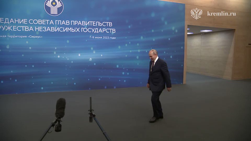 Энергия на шару On Twitter Путна выпустили из клетки на показ публике