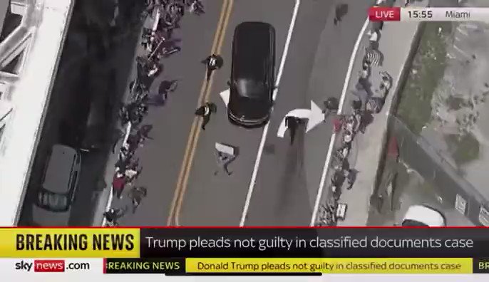 Breaking911 On Twitter Watch Demonstrator Jumps In Front Of Trumps