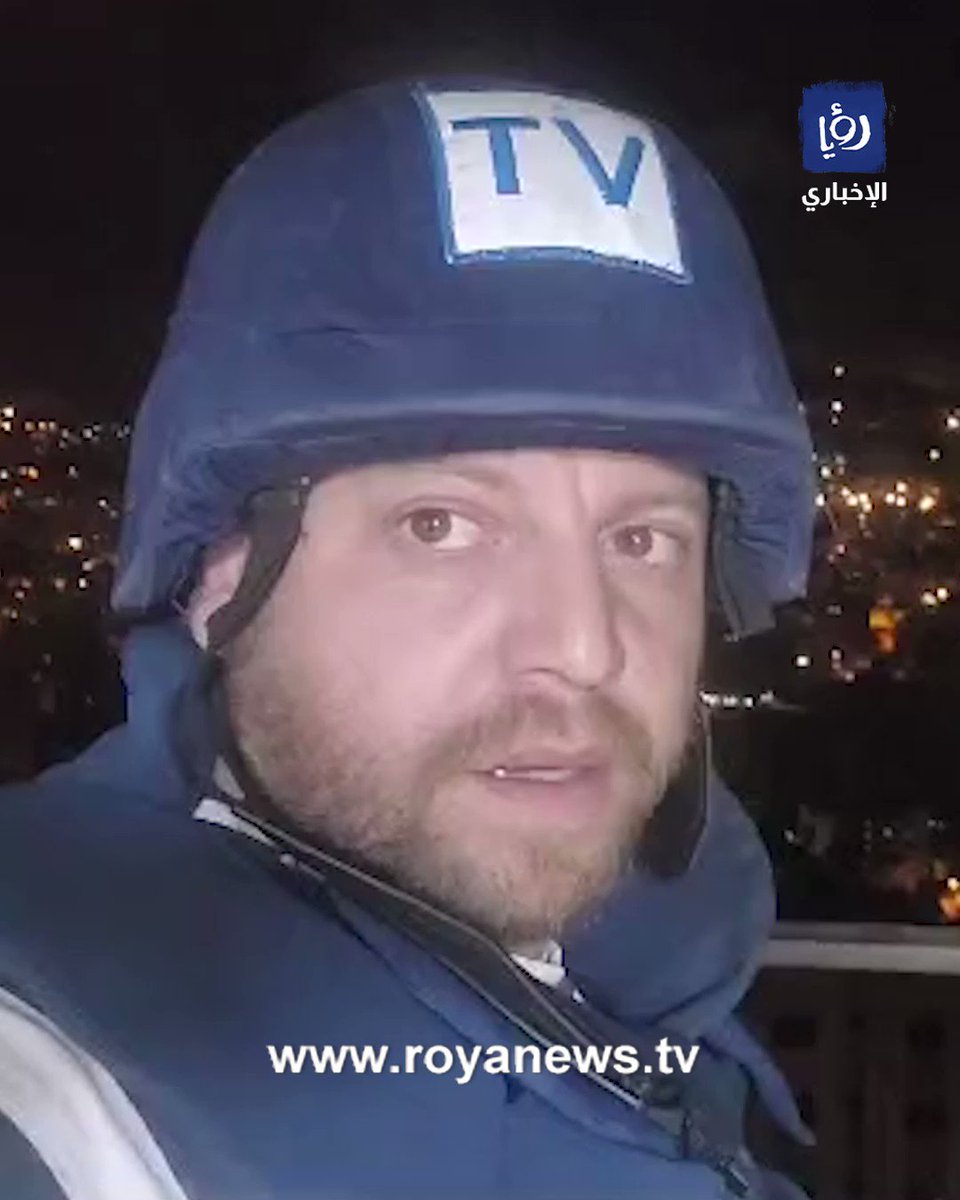 Roya News on Twitter: "من شرفة منزله مرتديا السترة الواقية وخوذة الرأس، مراسل رؤيا يغطي عدوان ...