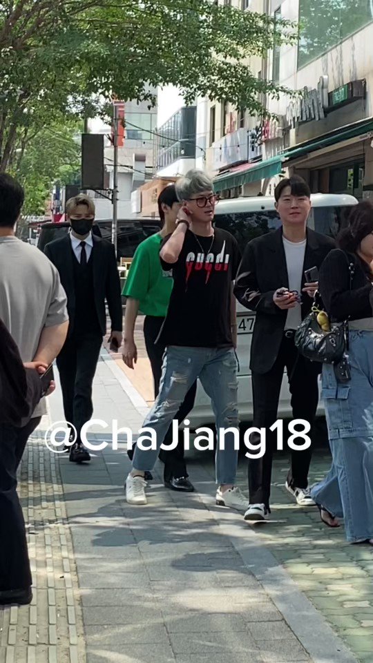 .˚⋆ *꙳ 🧸bogi행복이지JYJ⏱ on Twitter: "ジェジュン新事務所お祝いに訪れたのですねジュンスとゴニョンさんヒムチャンさん。良かったヒムチャンさん元気そう😃(先日のウィ ...