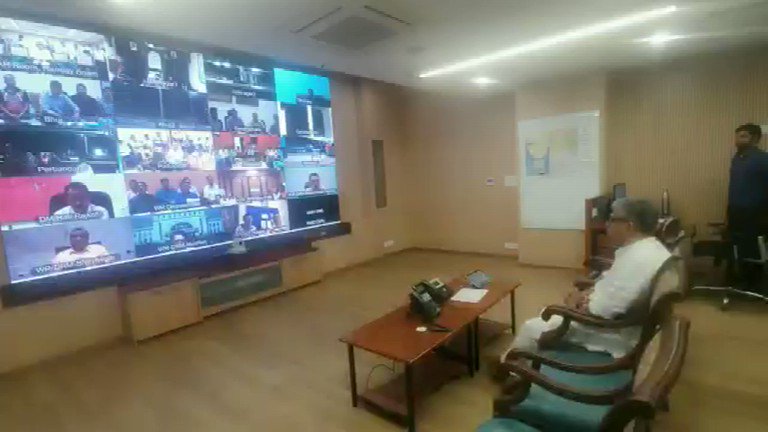 ANI on Twitter: "#WATCH | Railway Minister Ashwini Vaishnaw held a live meeting at the 'war room ...