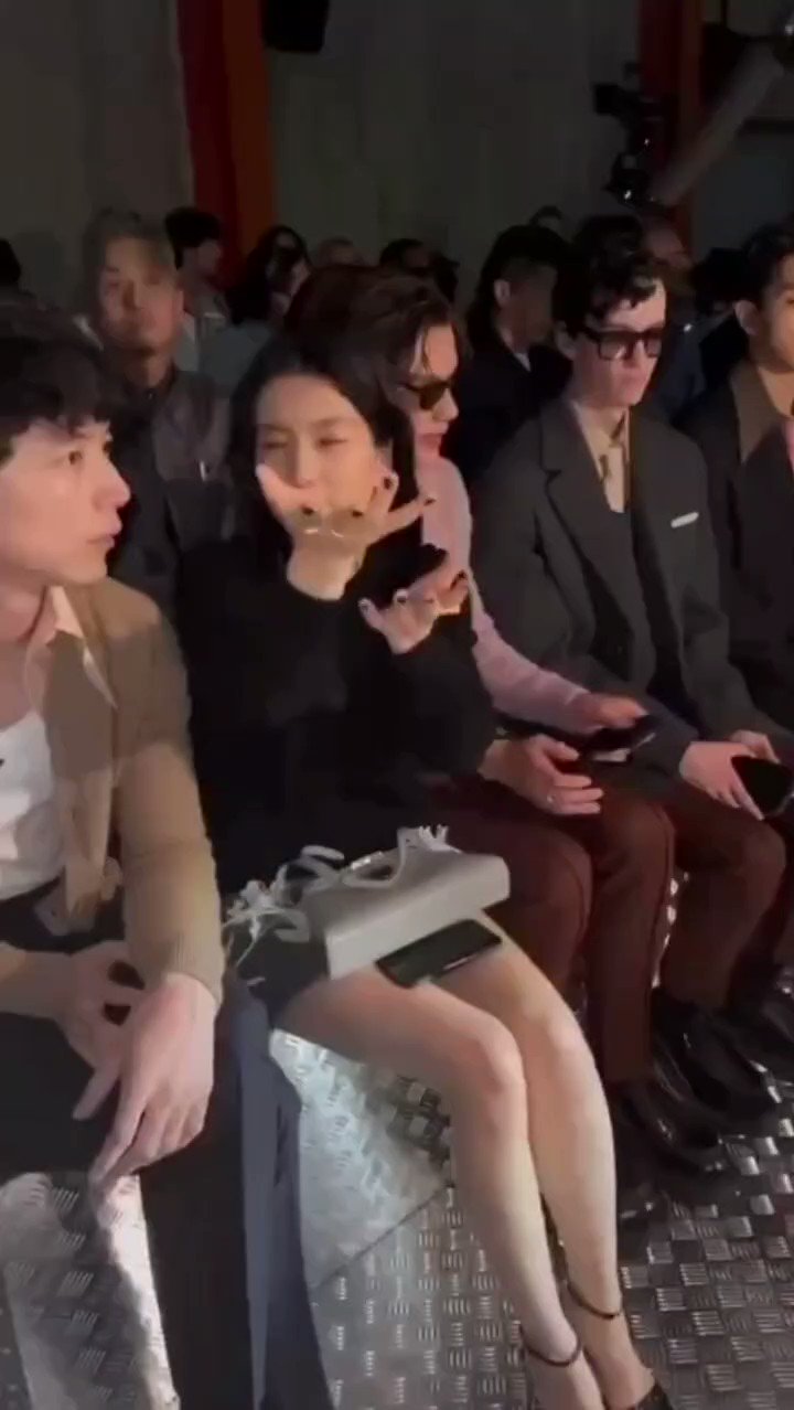 Taeri_ClubTH on Twitter: "พยายามอธิบายเรื่อง handmaiden ให้ sakaguchi san ฟังอย่างเมามัน ตะมุตะ ...