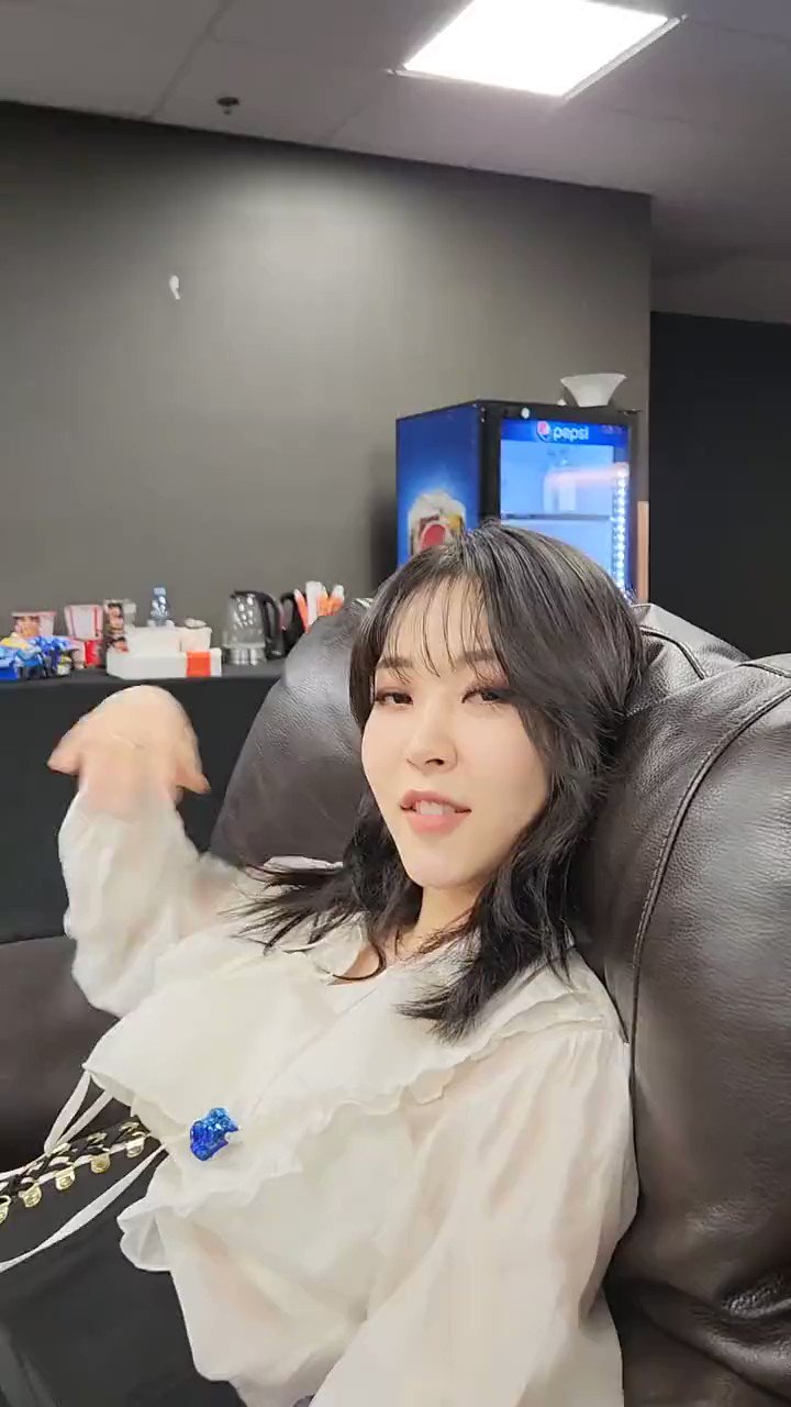 hwabyul archive on Twitter: "moonbyul from hwasa’s pov #MAMAMOO #MOONBYUL #HWASA #마마무 #문별 #화사 ...