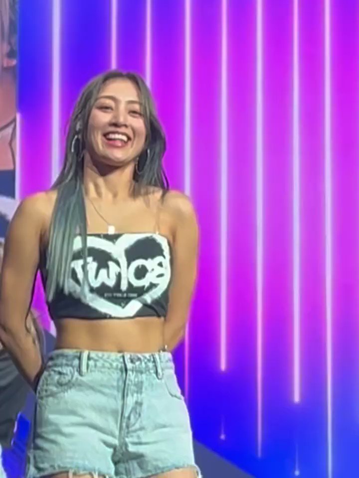 탄빵 on Twitter: "RT @WithPJihyo: a flying kiss from Jihyo🫡 cr. momo #JIHYO #지효 #ジヒョ #TWICE_5TH ...