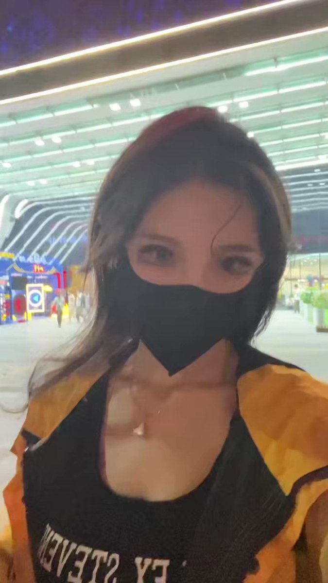 你的喵崽 On Twitter 啥新图也不想更新。天天为出不出国的事儿跟我妈吵架。 水个原相机视频叭。别再问是不是人照如一了，苹果原相机无修