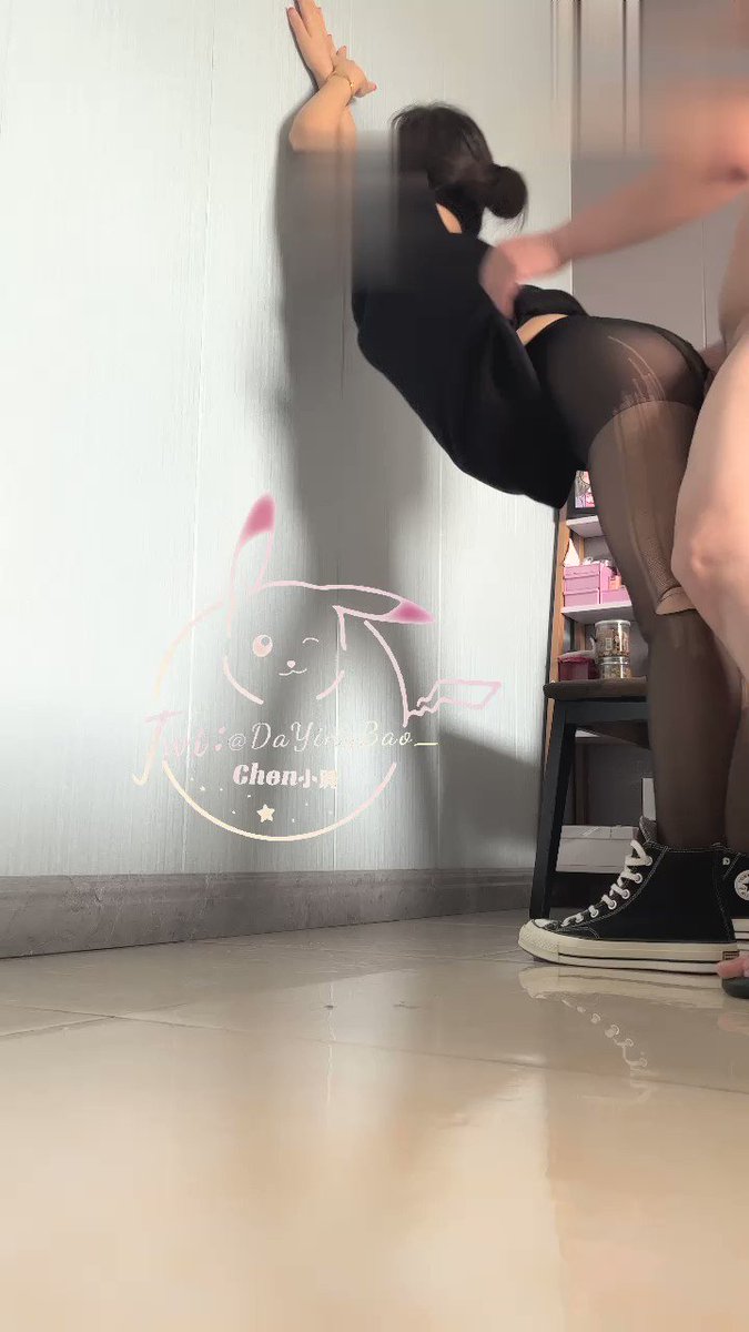 初见初吻 On Twitter 《经典再现》 续指奸后的壁咚后入 被狠狠的按在墙上撞击着骚臀 还是主动权掌握在自己的屁股下比较刺激 看我⬆️位黑丝大力坐 Xyberdolls