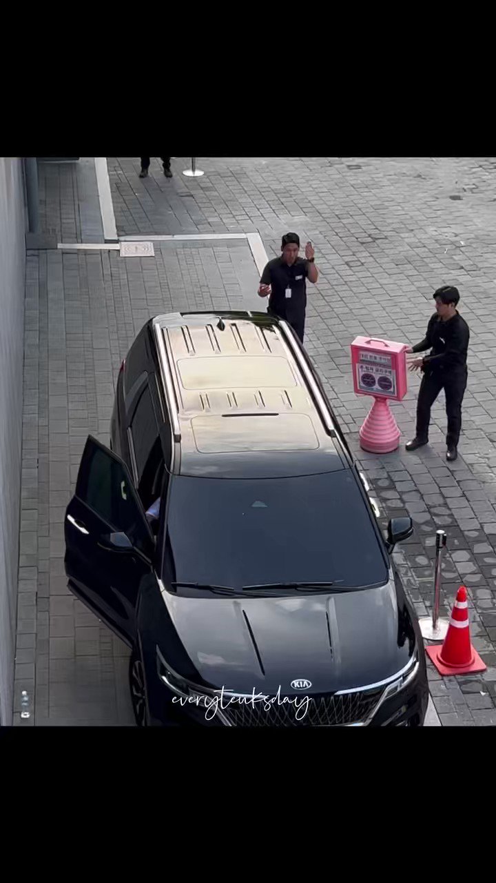 everyteuksday on Twitter: "上班💙💙💙 #이특 #leeteuk #superjunior #sj #kpop #슈퍼주니어 #슈주 #利特 #suju #イトゥク ...