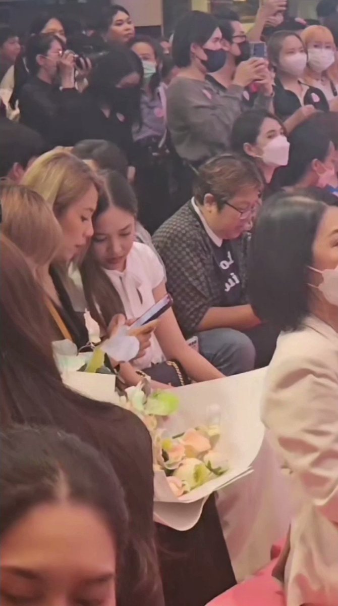 Freen | Becky ™ on Twitter: "📹 | Freen during LLL Press Premiere She looks so happy 🥺🤏🏻 # ...