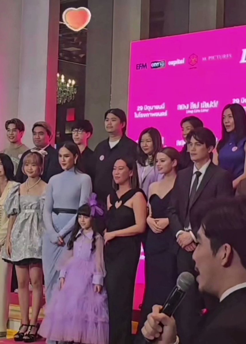 Freen | Becky ™ on Twitter: "Freen taking pictures / videos of Becky while she was on stage 🐰🦦 ...