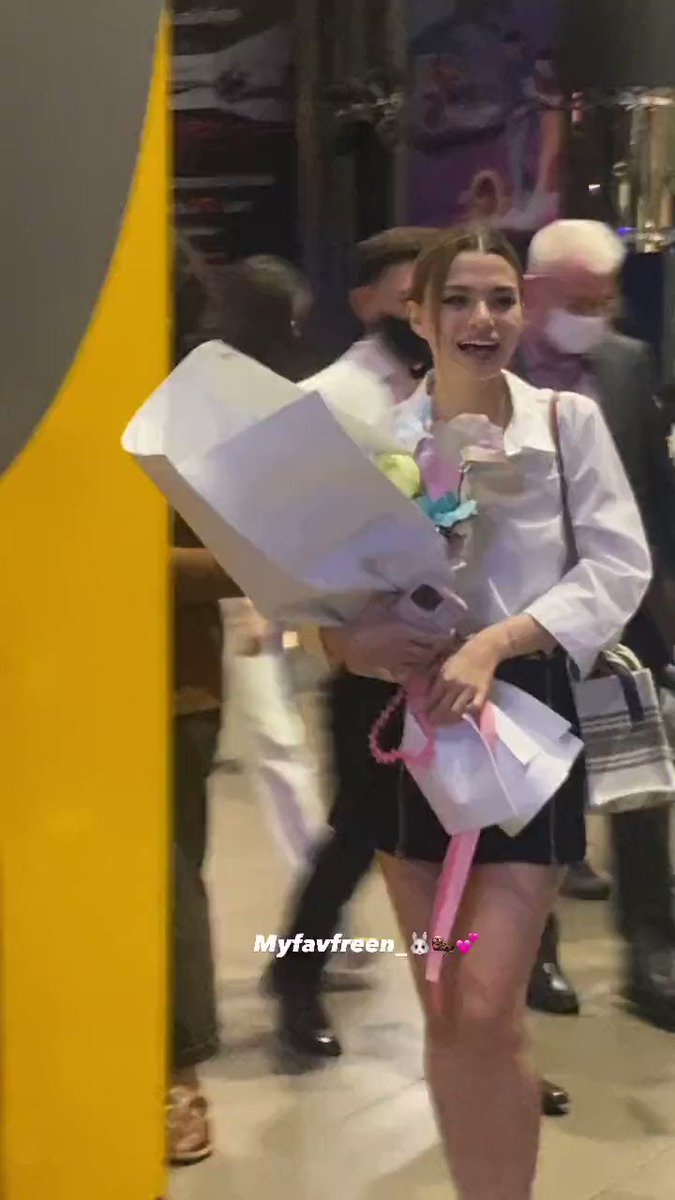 Freen | Becky ™ on Twitter: "📹 | Becky leaving after watching the movie with her family and ...