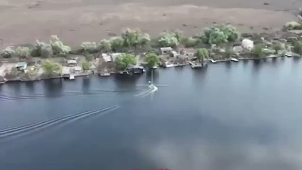 Kruku on Twitter: "Rosyjscy żołnierze podróżujący łodzią po rozlewiskach Dniepru dotarli do ...