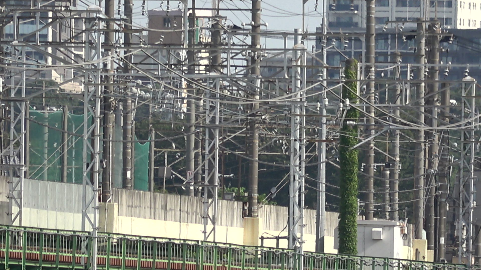 TO on Twitter: "EF65 2068 4072レ 海上コンテナ 2023/7/3 多摩川 動画 被りはなかったが積載が酷い。コキ73-1付。 桃ONE、緑AKC×2他 ...