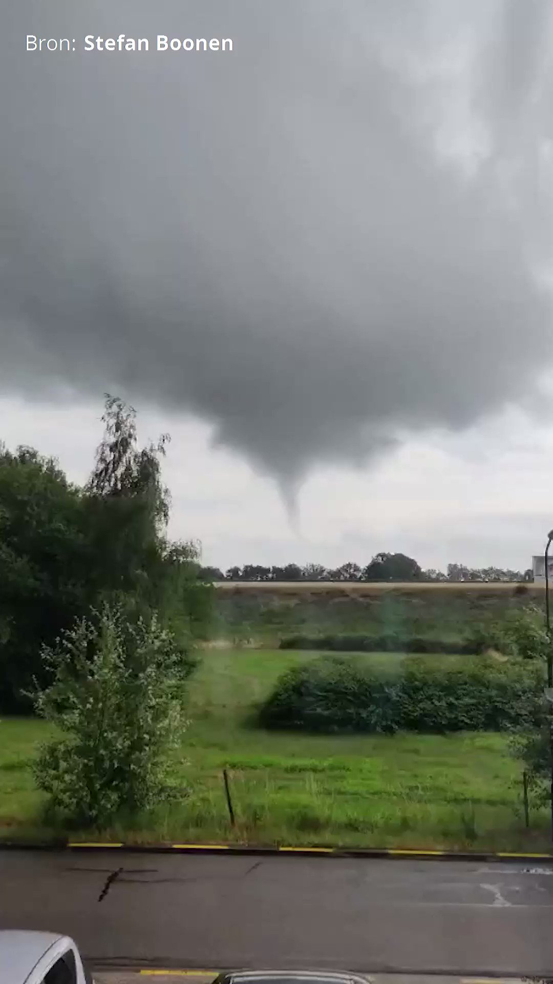 Weerplaza.nl on Twitter: "Een tornado in Nederland vanmorgen! Check hier de beelden vanuit ...