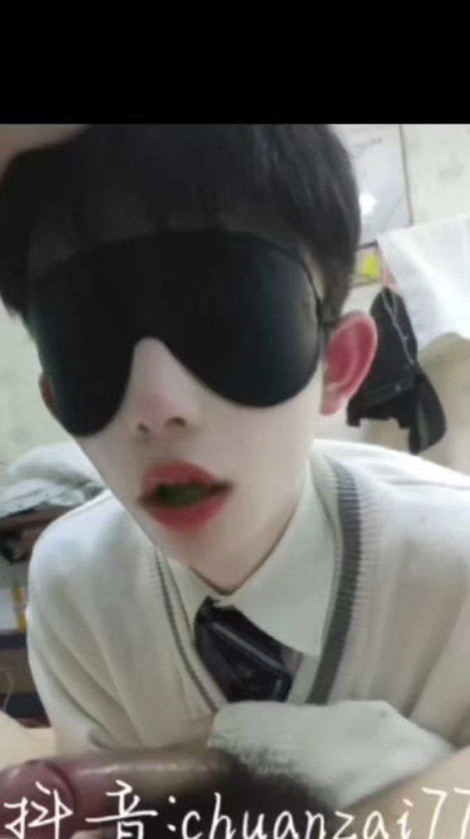 巨奶的dk弟弟用湿润的小嘴吮吸我的原味大鸡巴 骚逼的无毛翘臀很是诱人 被我打桩到白沫飞溅 超清完整版看签名选购