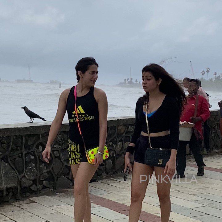 Pinkvilla On Twitter Saraalikhan Enjoys Mumbai Rains As She Walks At