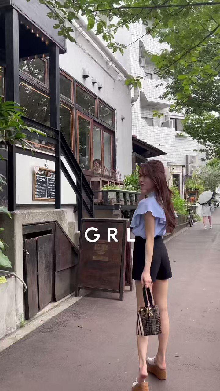 GRL グレイル on Twitter: "全身GRLの大人カジュアルコーデ💛 ケープカラーフリルネックノースリーブブラウス[gf57] ラップデザインショートパンツ[gm705] #トップス ...