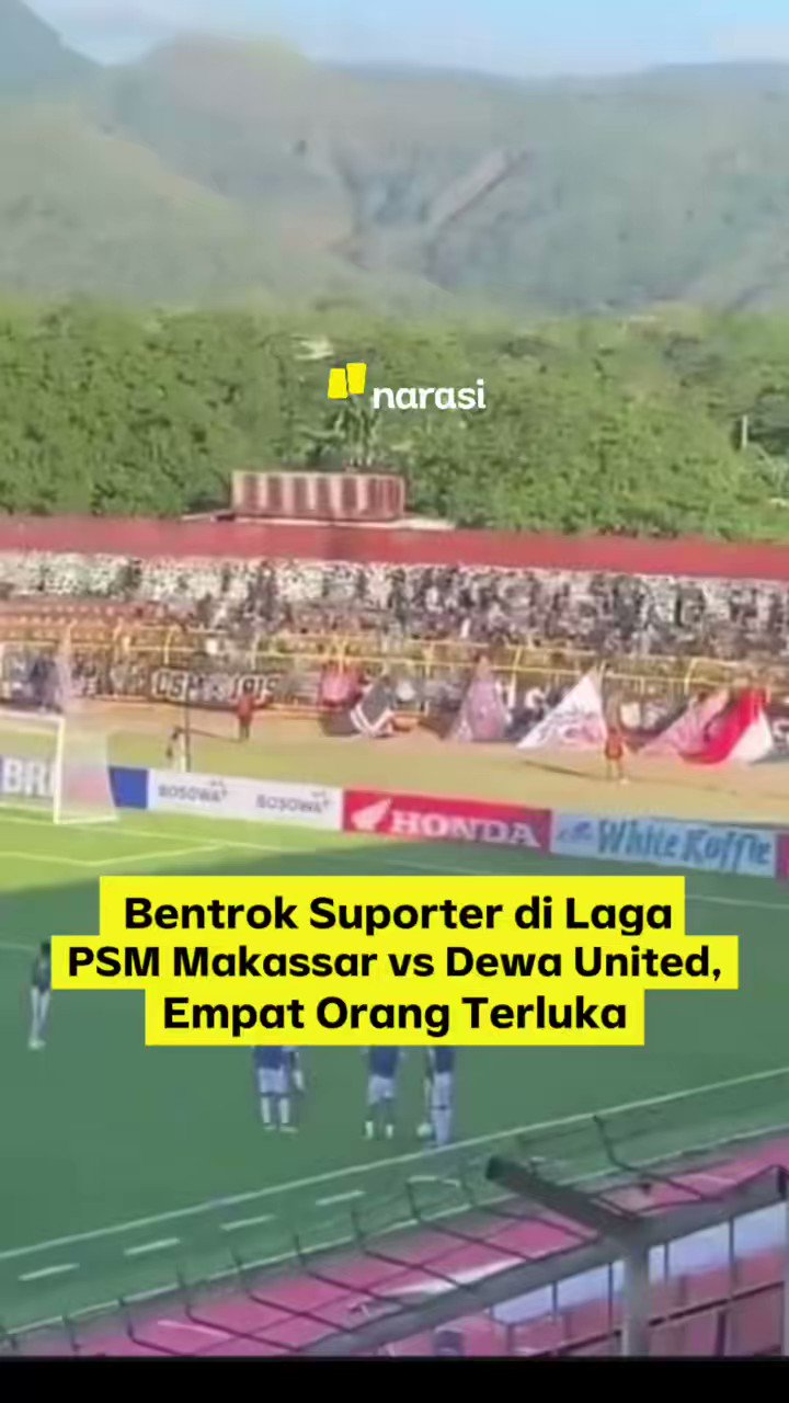 Narasi Newsroom on Twitter: "Bentrokan antarsuporter sempat terjadi saat jeda babak pertama pada ...
