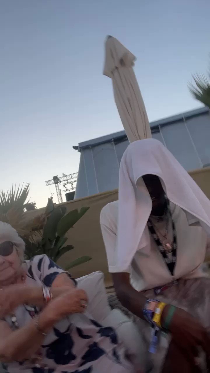 𝑻𝑹𝑰𝑳𝑳 𝑻𝑹𝑰𝑳𝑳™ ®💜 on Twitter: "Granny way more turnt dan half the population🦅💜👵🏼 https://t.co ...