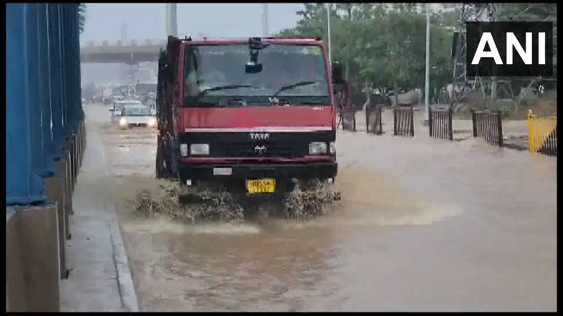 ANI on Twitter: "#WATCH | Severe waterlogging near Gurugram's Subhash Chowk as the city ...