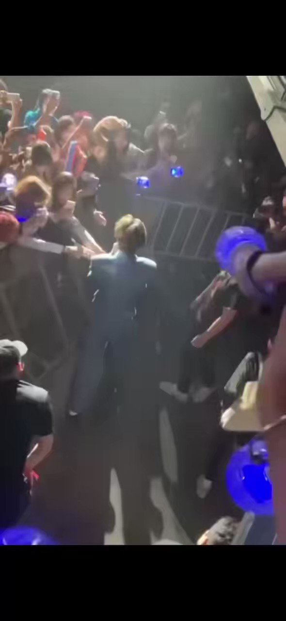 joyfulpoem • on Twitter: "A fan clarifying that Kun didn’t choose the influencer to be on stage ...