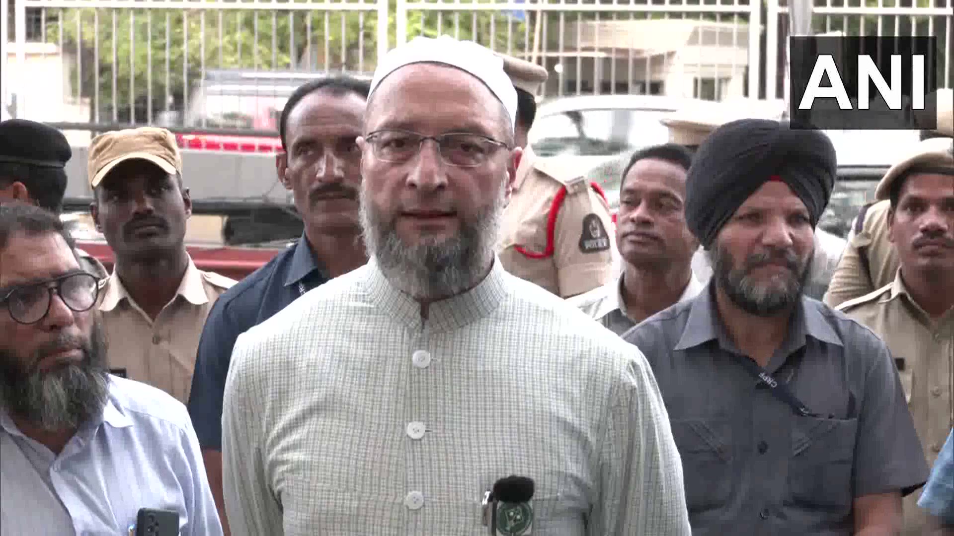 ANI on Twitter: "#WATCH | Hyderabad: AIMIM chief Asaduddin Owaisi speaks on his meeting with the ...
