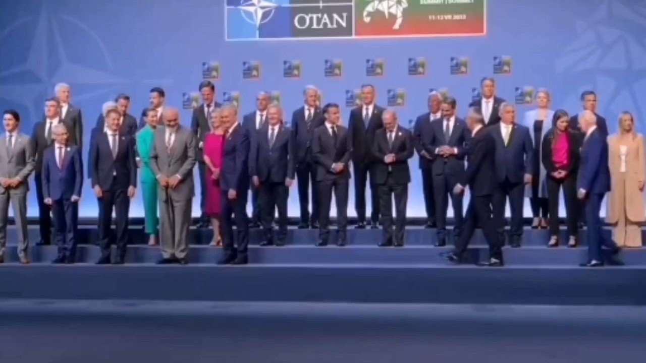 Dias on Twitter: "🇺🇲🇭🇺 Joe Biden, az amerikai elnök mindössze egy emberrel fogott kezét a ...