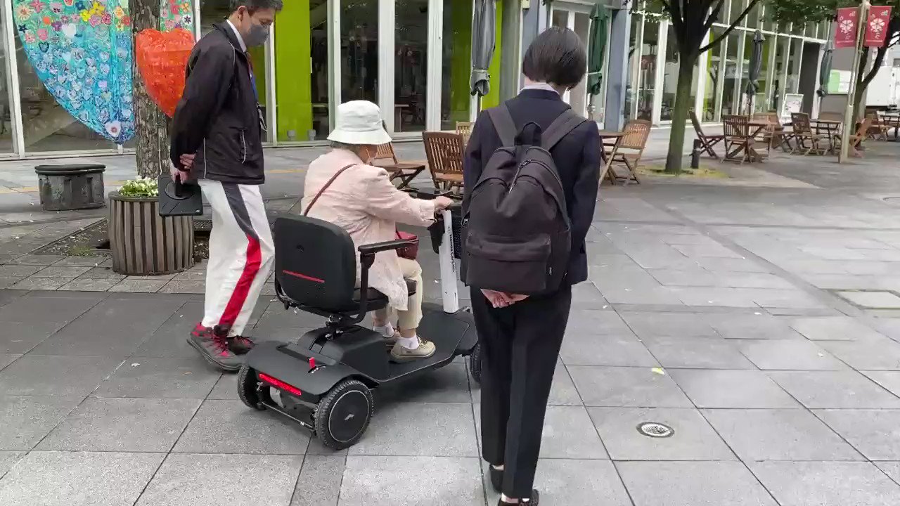 WHILL Japan on Twitter: "初めてWHILL Model Sを操作するお客様。最初は慎重に操作を確認されていましたが、5分程度で操作にも慣れて颯爽と運転をされていました😊 ...