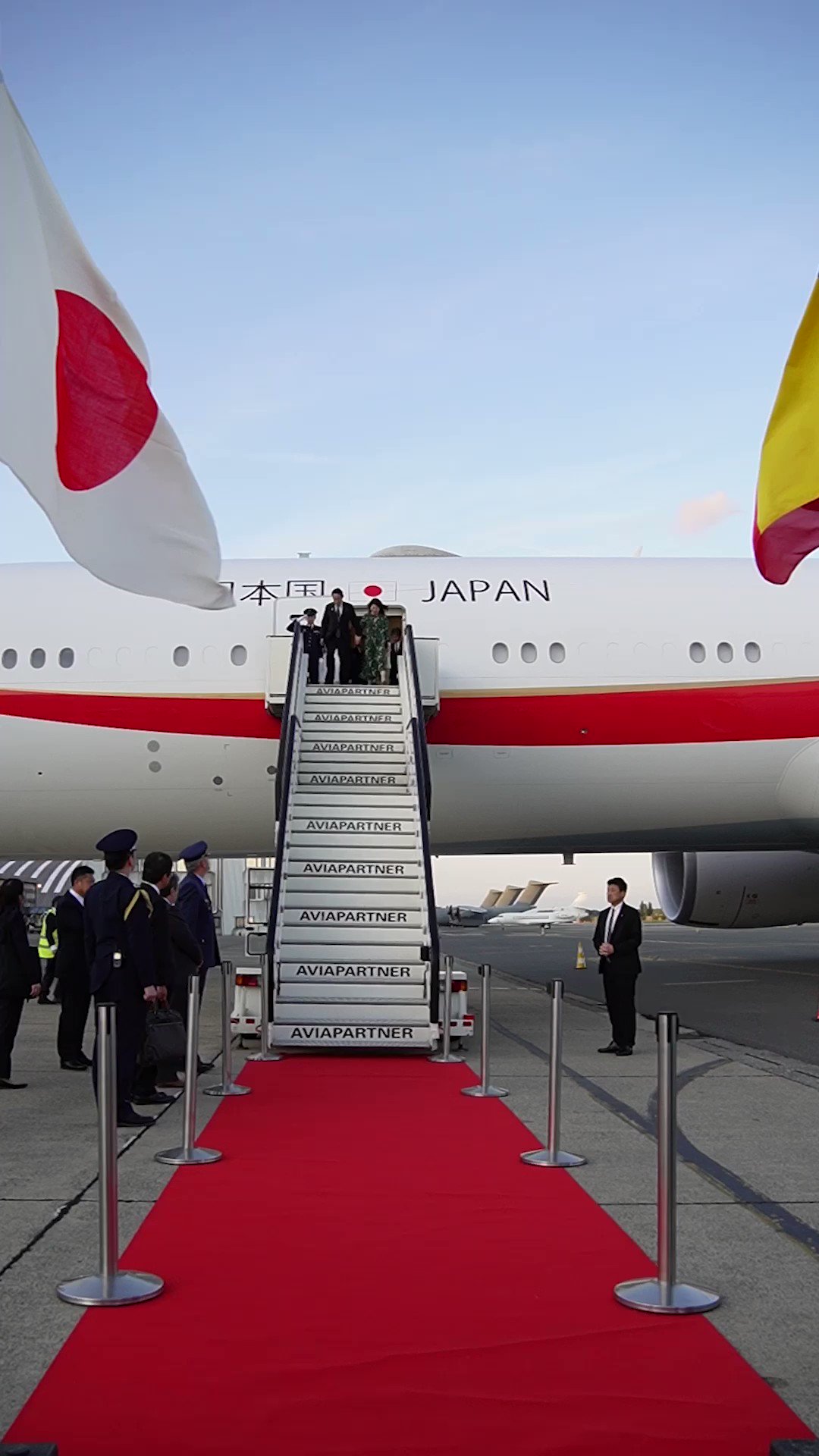 首相官邸 On Twitter ベルギーのドゥ・クロー首相と初めての首脳会談を行いました。ベルギーは、価値や原則を共有する戦略的パートナーです。法の支配に基づく自由で開かれた国際秩序の維持
