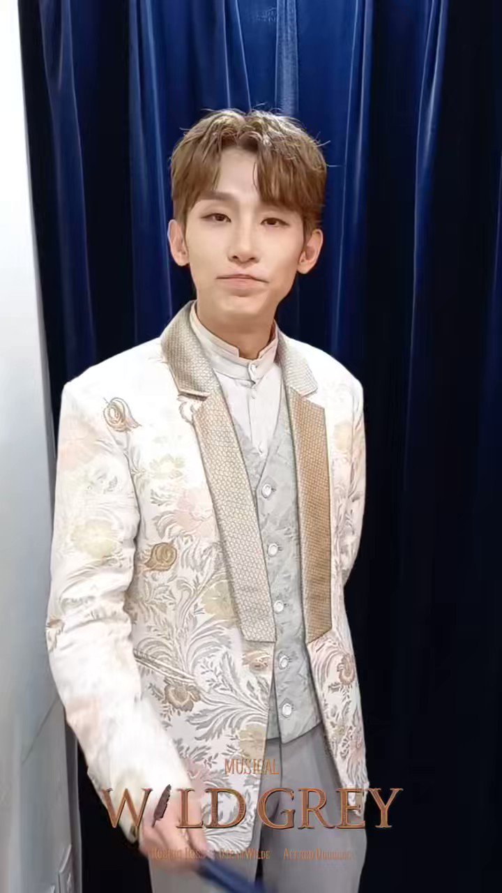뮤지컬 와일드그레이 on Twitter: "[뮤지컬 #와일드그레이] "꼭 오세요. 본인이 ‘매력적인 관객’이라고 생각한다면 말이에요." MD 재입고 안내 🖋 가죽 파우치 ...