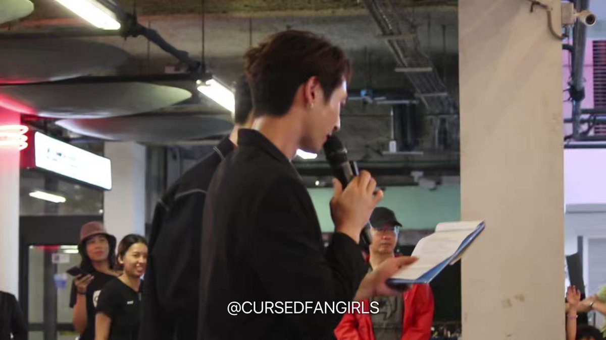 CursedFangirls★彡 on Twitter: "ตัว @winmetawin เค้าก็น่ารักยกมือไหว้ตลอดทางเพราะต้องเดินแหวกแฟนๆ ...