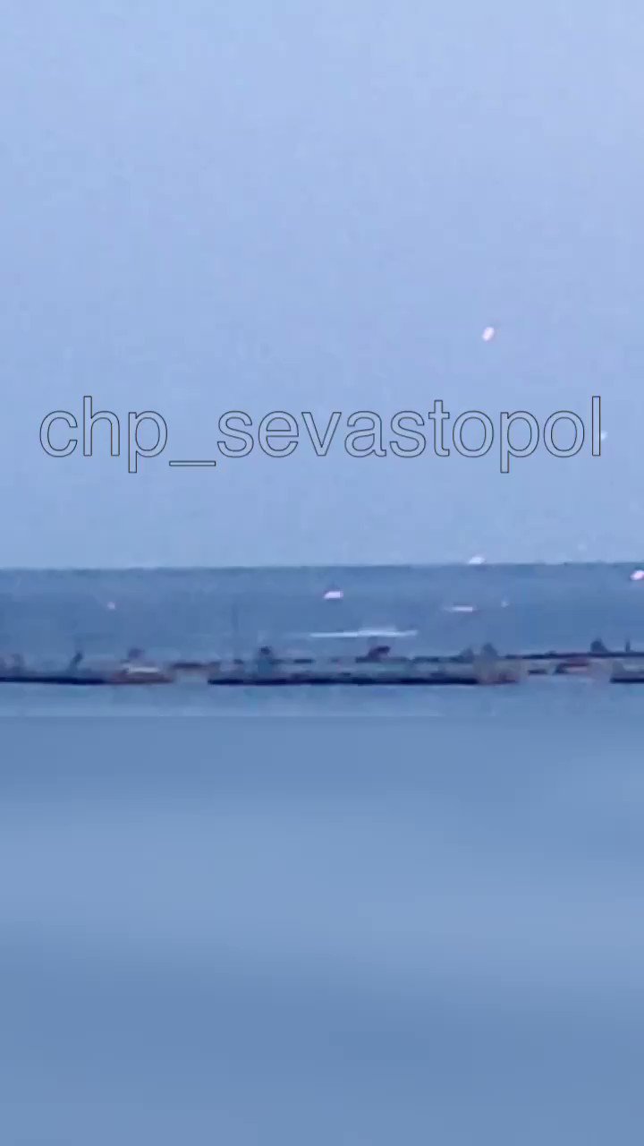 Kruku on Twitter: "Ostrzał ukraińskiego drona nawodnego na podejściu do portu w Sewastopolu na ...