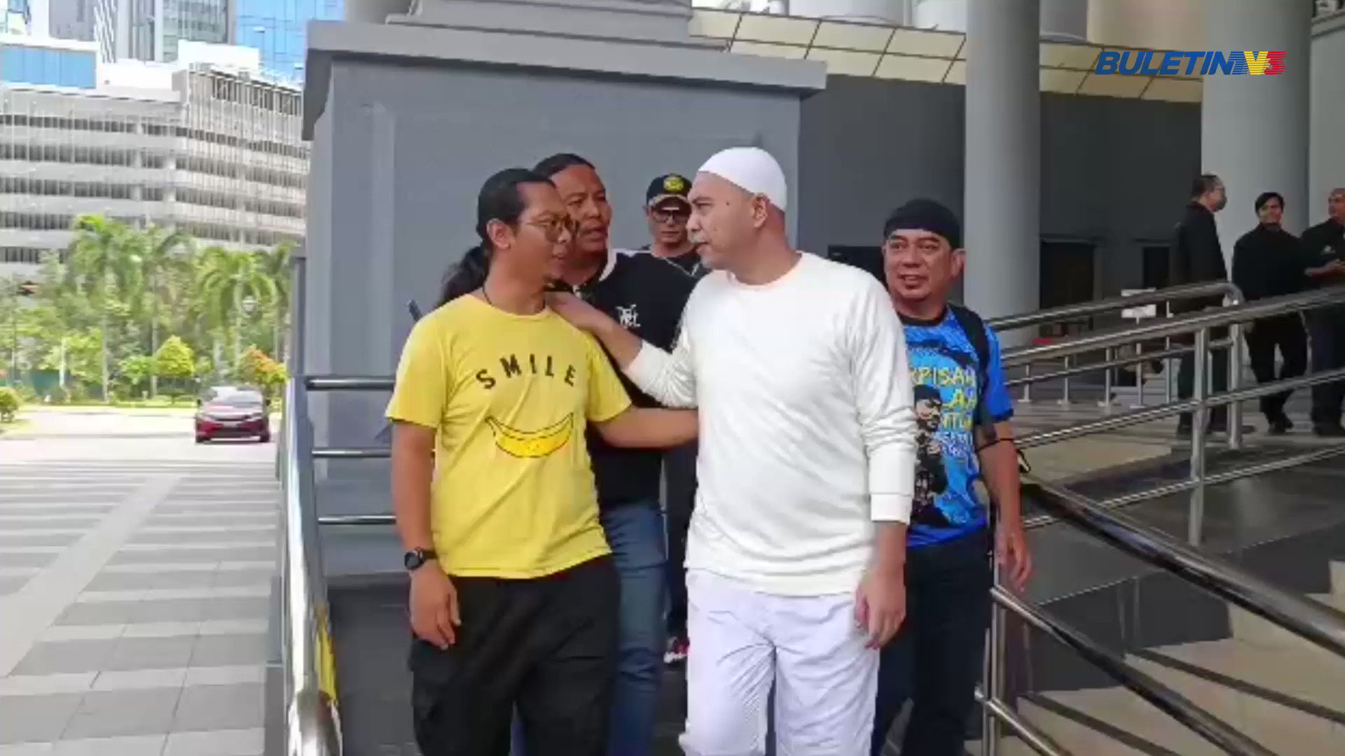 Buletin TV3 on Twitter: "Bekas penyampai radio, Ismahalil Hamzah berjalan keluar dari mahkamah ...