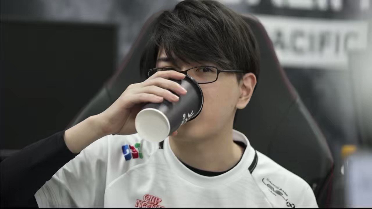 🥛おかるしうむ🥛‘//, on Twitter: "試合前のラフなLazさん( ᴗ ) https://t.co/YiYteXuYmS" / Twitter