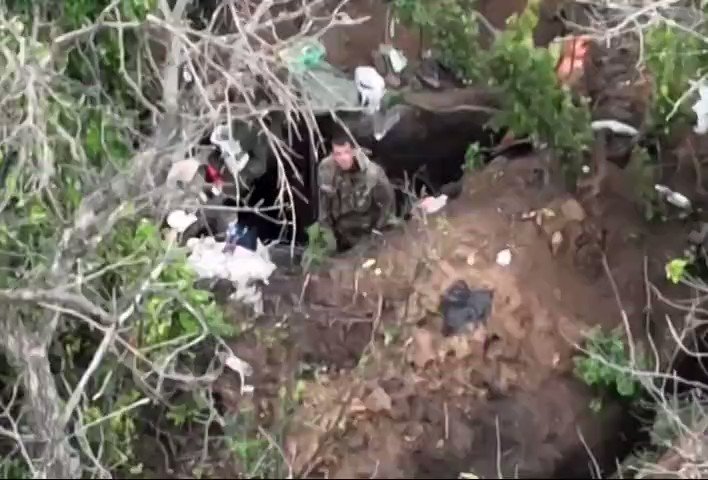 Kruku on Twitter: "Ukraiński dron zauważył w rosyjskich okopach pewną improwizowaną konstrukcję ...