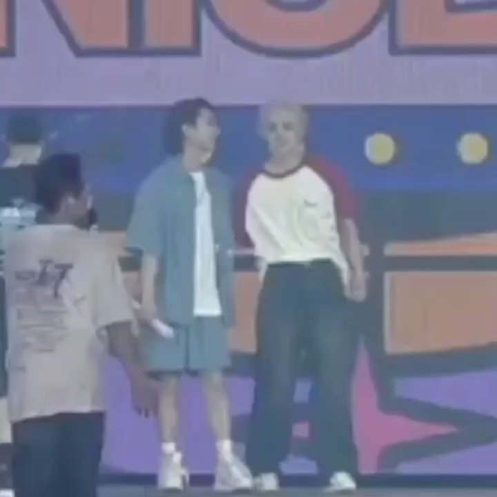 thinkabtjhc on Twitter: "cheolsoo hug https://t.co/2Rn3otloUa" / Twitter