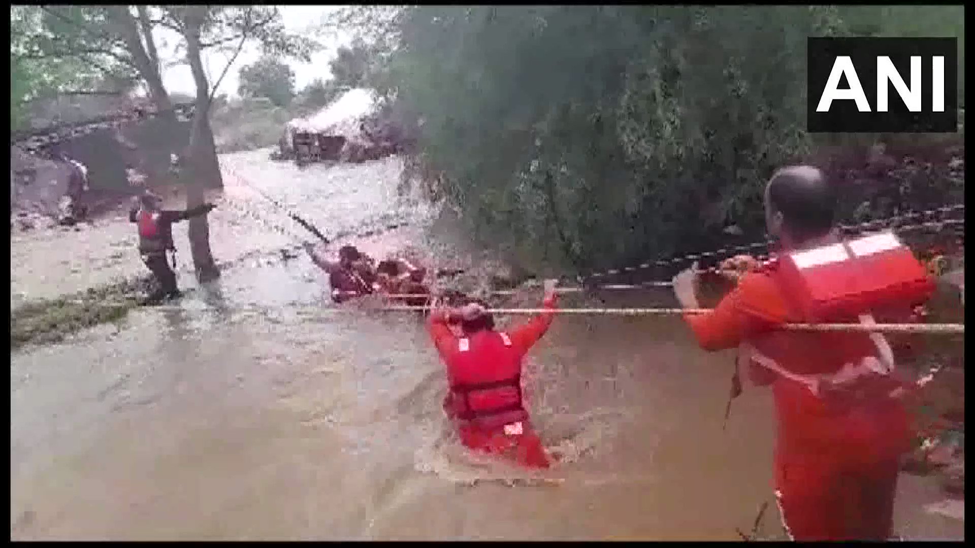 ANI on Twitter: "#WATCH | Flood like situation in parts of Gujarat due to torrential rain, NDRF ...