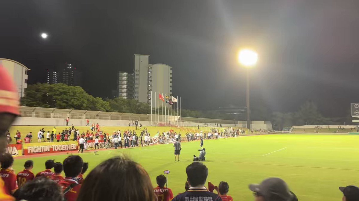 サッカー天皇杯、3 0で敗れた浦和レッズサポーターが暴徒化、警察官が約50人出動 Togetter トゥギャッター 