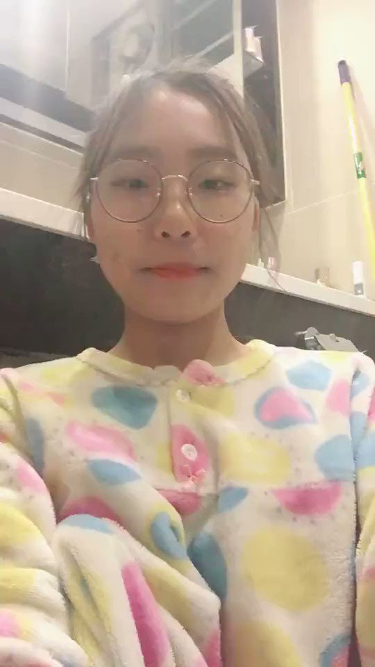 厕所里跪着用牙刷慰穴的反差小妹妹 Twitterの動画をダウンロード 