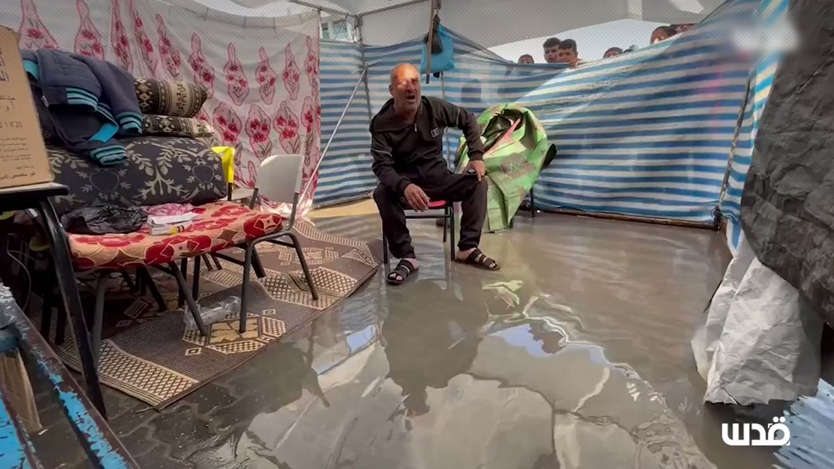 أورينت الأمطار تُغرق خيام النازحين الفلسطينيين الفارّين من القصف