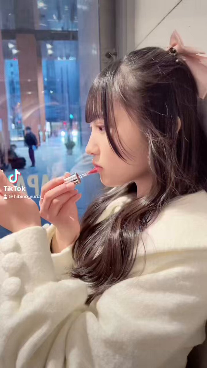 【画像あり】美少女中学生、セーラー服の胸元がゆるゆるでおっぱい見えそう [808139444]