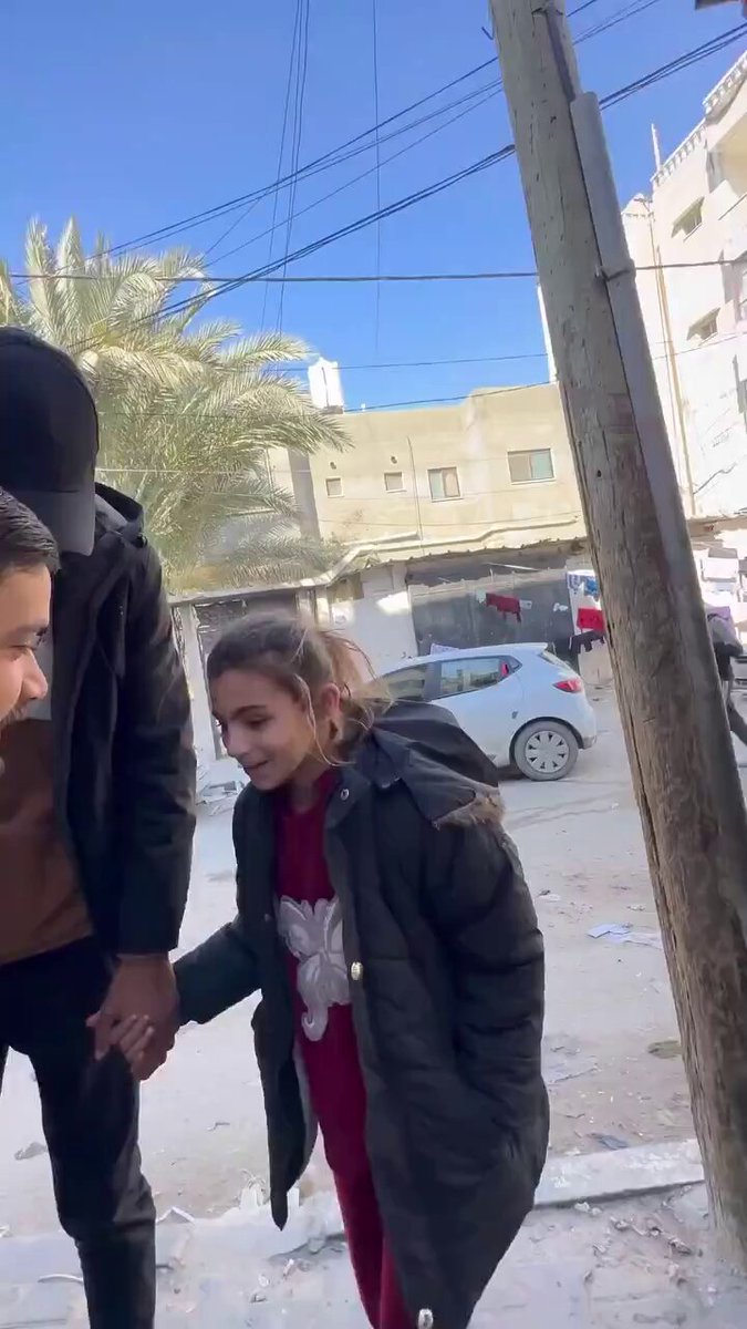 صحيفة الغد الأردنية انتشرت لها صورة وهي تبيع أثناء البرد وتحت المطر