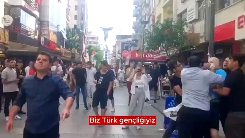 خبرني مشاهد أخرى من الهجوم على اثنين من الجنود الأمريكيين في أزمير