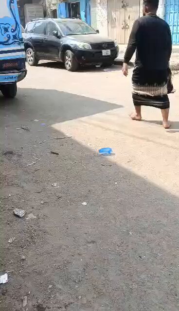 المصدر أون لاين عدن مواطنون يلقون القبض على عنصر في عصابة سطو مسلح