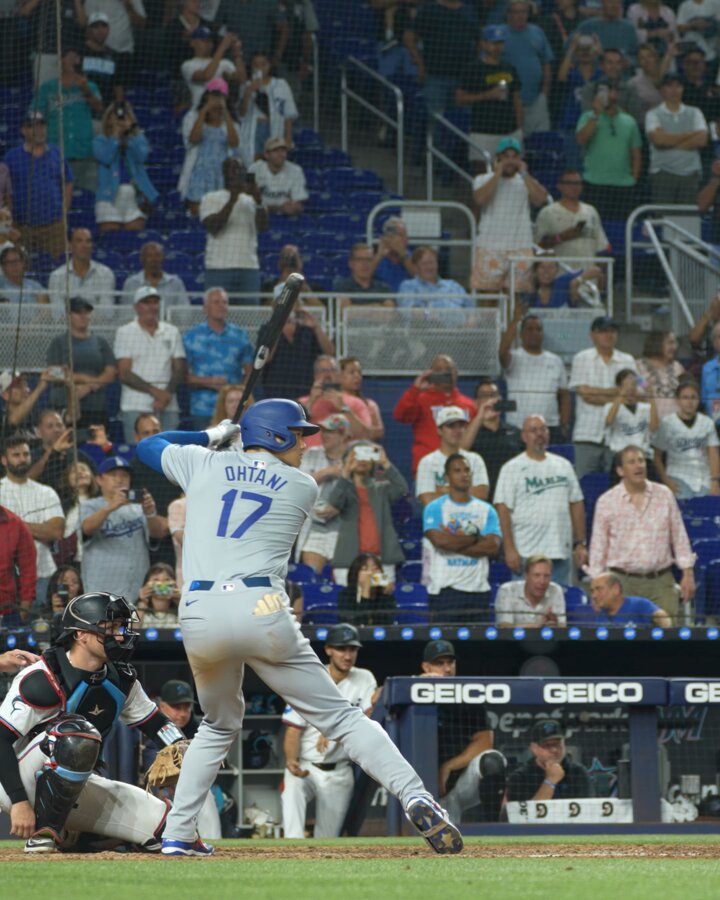 「もうバカが考えたマンガ」大谷さん、残り試合で50盗塁-50本塁打いけるか注目されている中で1試合中に6安打3本塁打2二塁打2盗塁10打点で51-51達成←！？ - Togetter [トゥギ ...