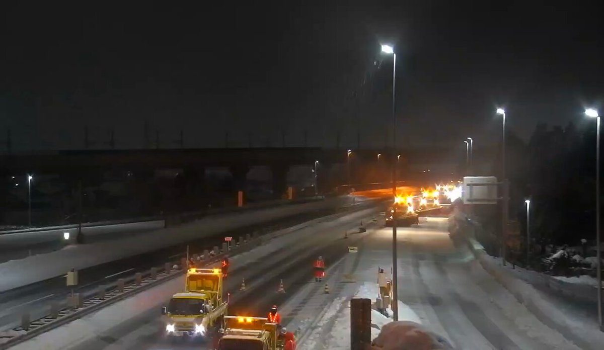 【関東甲信越交通大雪情報】(2/7 21:55)E18上信越自動車道長野IC ⇔ 上越JCT(上下線)2025/02/07 21:00より雪の影響のため通行止めを実施しております。 - posfie