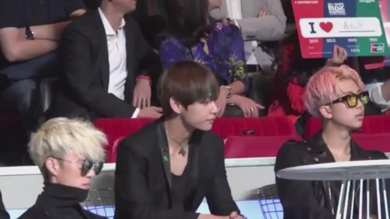 Man Of the Match on Twitter: "151202 MAMA @BTS_twt #RUN #뷔 #태형 https://t.co/dPWwbdUDMH" / Twitter
