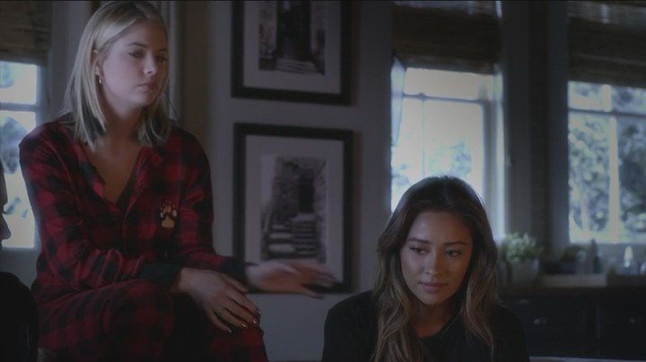 Pll Scenes On Twitter 5x13 Toby Caleb Ezra And Paige In Santa Boxers